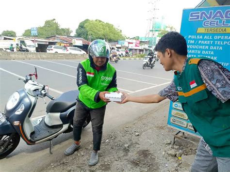 Program Jumat Berkah WIZ Berbagi Makanan Siap Saji Untuk Ojol WAHDAH