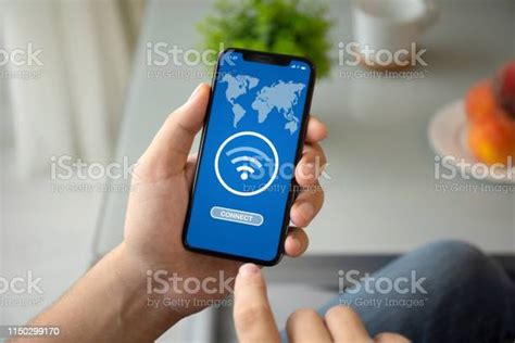 무료 Wifi 인터넷에 대 한 응용 프로그램 검색과 휴대 전화를 들고 남자 손 감각 지각에 대한 스톡 사진 및 기타 이미지