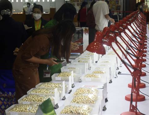 နှစ်လယ်ကျောက်မျက်ရတနာပြပွဲ၌ ကျောက်မျက်၊ ပုလဲ နှင့် ကျောက်စိမ်း အတွဲပေါင