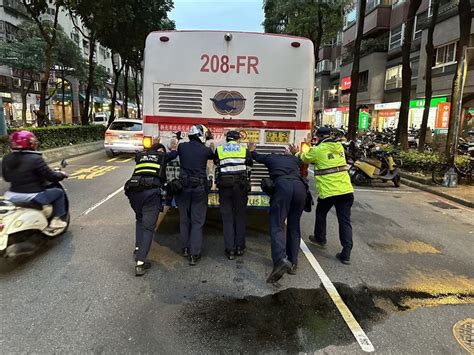 下班尖峰公車故障卡路中！「警民合力」徒手推車 網大讚：台灣最美風景 社會 三立新聞網 Setncom