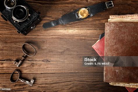 레트로 카메라 Stry 노트북 복고풍 시간 이전 키 나무 바탕 화면 최고 보기 0명에 대한 스톡 사진 및 기타 이미지 0명