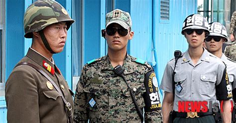 근무중인 남북한 군인들
