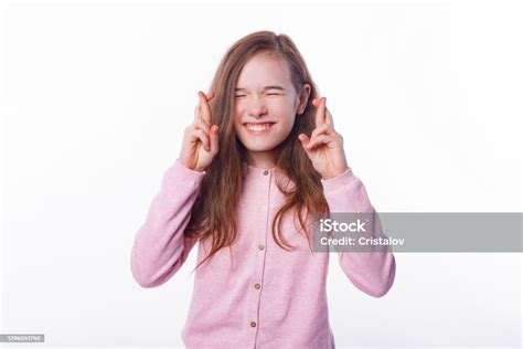 흰색 배경 위에 서서 교차 손가락으로 소원을 만드는 어린 소녀의 사진 소녀에 대한 스톡 사진 및 기타 이미지 소녀 10