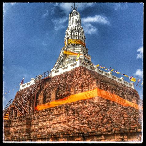 ปักพินโดย Jeab ใน Thai Temple มีนาคม