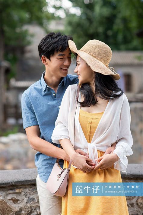 快乐年轻情侣旅游度假 蓝牛仔影像 中国原创广告影像素材