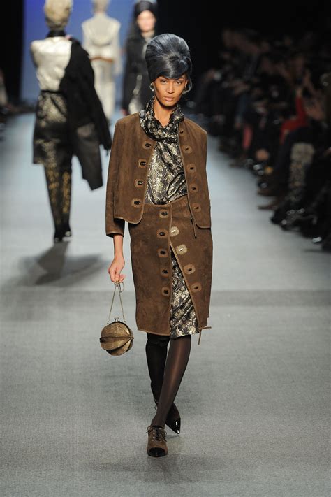 《vogue》fashion`s Night Out全球購物夜獨家限量商品立正集合！流行速遞 Vogue時尚網 Vogue Taiwan