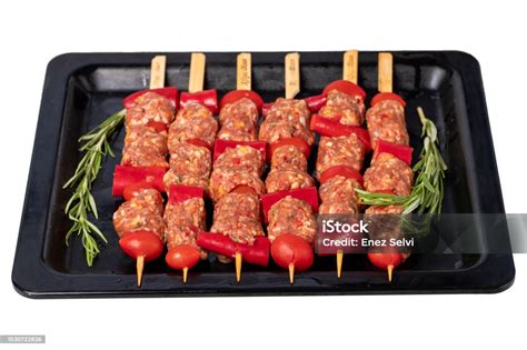 야채와 다진 고기를 곁들인 케밥 하얀 바탕에 분리된 생 다진 고기 후추 토마토를 곁들인 시쉬 케밥 터키 요리의 진미 현지 이름