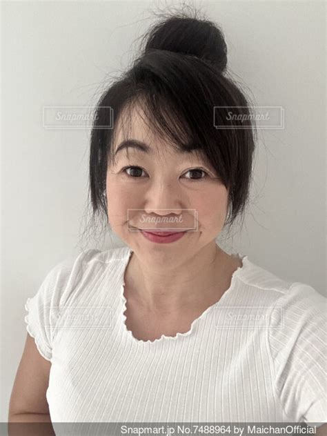 おだんご頭でえくぼのある女性のスマイルの写真・画像素材 Snapmart（スナップマート）