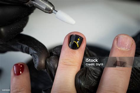 남자의 손에 손톱을 자르십시오 매니큐어 제거 뷰티 살롱에서 남성의 손가락에 손톱을 색칠하는 과정 매니큐리스트 소녀는 남자에게 매니큐어를 준다 클로즈업 2명에 대한 스톡 사진