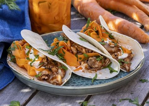 Pulled Chicken I Tortilla Med Picklad Morot