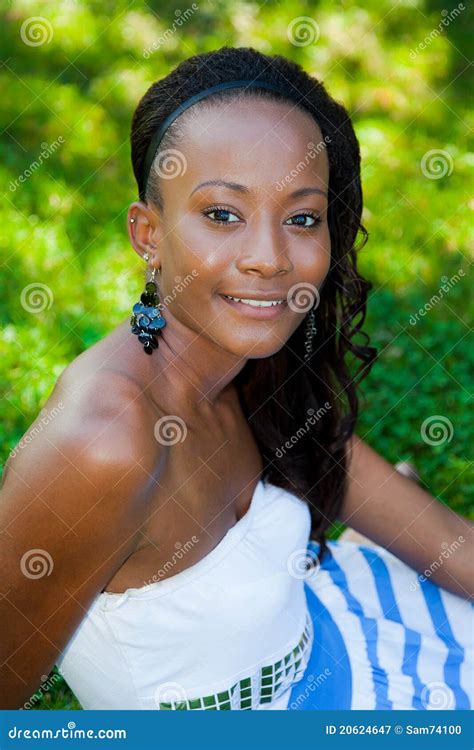 Jong Mooi Afrikaans Amerikaans Meisje Stock Afbeelding Image Of