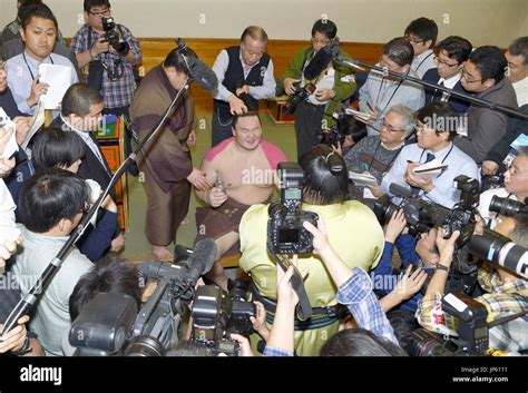 Yokozuna Hakuho Is Surrounded By Reporters In A Dressing Room At Tokyo