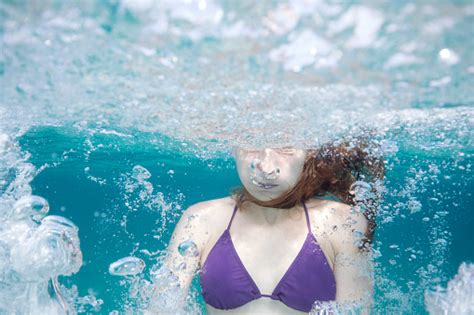 여 자가 물 속에서 숨을 20 24세에 대한 스톡 사진 및 기타 이미지 20 24세 기포 바다 Istock