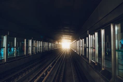 迪拜地鐵內部 地鐵站平臺 從火車 走廊或隧道視圖與視角 照片檔及更多 動作 照片 動作 反射 城市 Istock