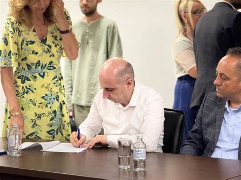 Градоначалникот Пекевски потпиша договор за унапредување на комуналните услуги