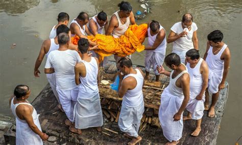 بھارت میں انتم سنسکار‘ کے دوران چتا پر لیٹا شخص زندہ نکلا World Dawn News Urdu