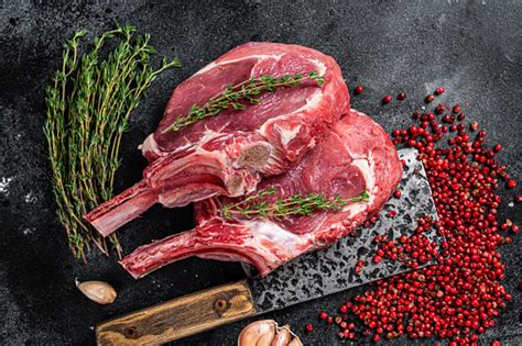 정육점 고기 칼에 원시 토마호크 갈비 송아지 스테이크 검은 색 배경 위쪽 보기 꽃등심 스테이크에 대한 스톡 사진 및 기타 이미지 꽃등심 스테이크 도마 요리 도구 0명