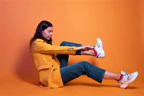 젊은 여성은 흰색 운동화를 착용합니다 편안하고 세련된 신발 30 34세에 대한 스톡 사진 및 기타 이미지 30 34세 35 39세 가까운 Istock