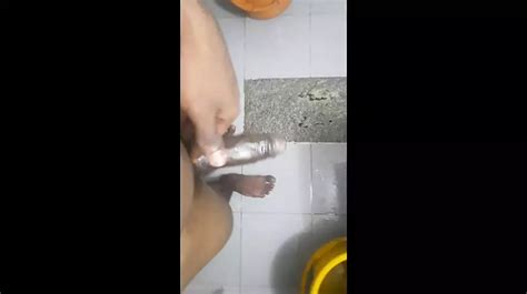 热辣的男孩在浴室里洗衣服 Xhamster