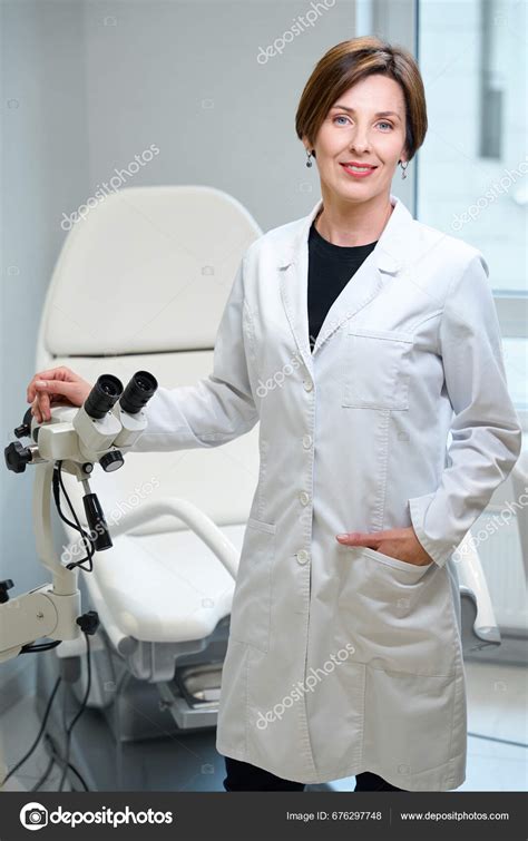 Ginecóloga Femenina Lugar Trabajo Centro Médico Utiliza Microscopio