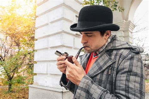 모자를 쓴 남자가 도시 거리에서 파이프를 피우는 초상화 건강에 해로운 생활 습관 거리에 대한 스톡 사진 및 기타 이미지 거리