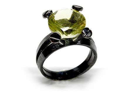 Anello In Argento Rodiato Nero Con Quarzo Citrino Lupo Gioielli