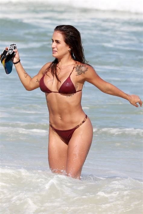 Ex BBB Carol Peixinho exibe suas curvas na praia Diversão O Dia
