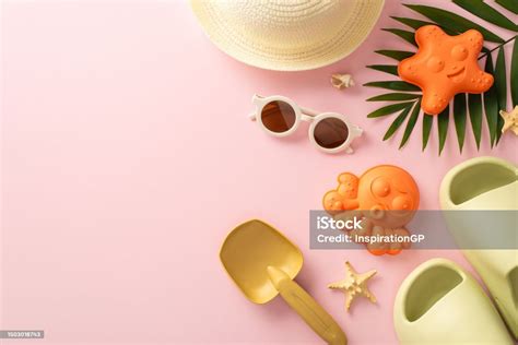 바다 근처에서 아이들과 함께하는 여름 여행의 아름다운 추억 해양 조개껍데기 해변 장난감 파나마 모자 슬리퍼 선글라스 야자수 잎이