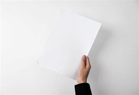 손 이랑 템플릿 로고 회색 배경에 브랜딩에 대 한 빈 종이 A4 전단지를 보여주는 손에 대한 스톡 사진 및 기타 이미지 손