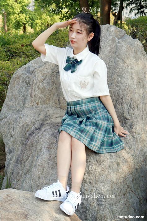 初夏女神 NO 019 念念 墨绿色JK搭配三叶草贝壳头鞋期 155P 1V4 84GB 套图岛