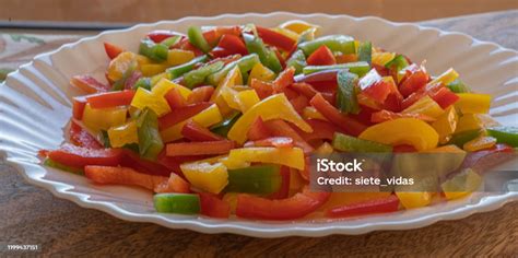 빨간색 노란색 및 녹색 후추흰색 접시에 얇은 조각으로 슬라이스 선택적 초점 건강한 생활방식에 대한 스톡 사진 및 기타 이미지 건강한 생활방식 건강한 식생활 경관