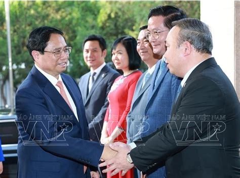 政府总理范明政会见越南驻华大使馆工作人员