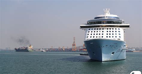 인천항에 피항한 크루즈 선 오베시션 오브더 시즈