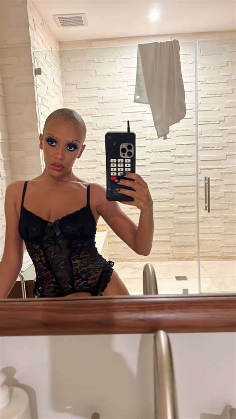 Brunette Girl Broken Hearted Girl Doja Cat Cats Bald Look Walking Meme Jazmin Bean Female