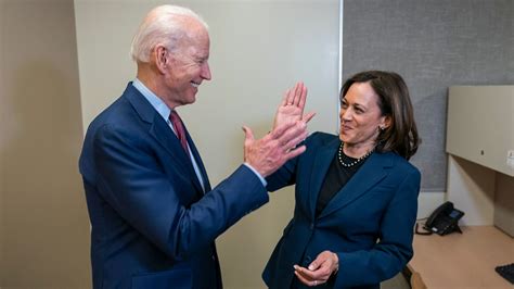 Al Elegir A Kamala Harris Biden Hace Historia Y Juega A Lo Seguro