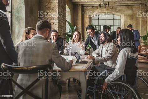 회의에서 회의 테이블 주위에 앉아 지속 가능성 프로젝트에 대해 논의하는 동료들 지속 가능한 생활 양식에 대한 스톡 사진 및 기타 이미지 지속 가능한 생활 양식 지속