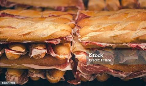 프랑스와 스페인 Jamon 덩어리입니다 전통적인 스페인 햄입니다 두 조각의 빵 사이 리코 Jamon의 얇은 조각 건강한 식생활에
