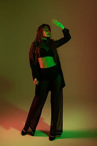 스튜디오에서 빨간색과 녹색 필터로 포즈를 취하는 젊은 모델 패션 컨셉 전체 길이 30 34세에 대한 스톡 사진 및 기타 이미지 30 34세 가냘픈 갈색 머리 Istock