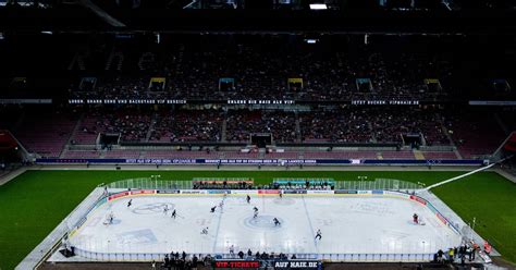 DEL Kölner Haie siegen im Fußball Stadion gegen Augsburg