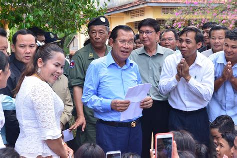 សម្តេចតេជោ ហ៊ុន សែន អញ្ជើញចូលជួបសួរសុខទុក្ខសិស្សានុសិស្ស នៅវិទ្យាល័យចំណេះទូទៅ និងបច្ចេកទេសបាវិត