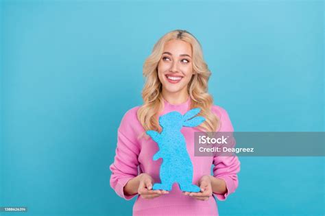 사진 달콤한 젊은 물결 모양 금발 레이디 홀드 토끼 룩 프로모션 착용 핑크 점퍼 에 고립 된 블루 컬러 배경 금발 머리에 대한 스톡 사진 및 기타 이미지 Istock