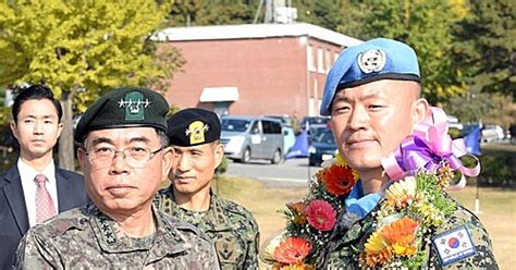 정성환 중령과 악수하는 김요환 육군참모총장