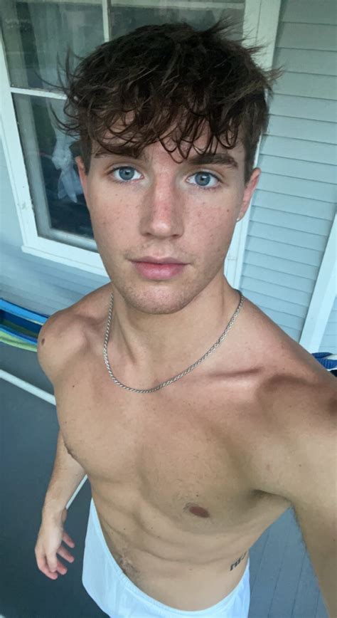 Joeywstoll On Twitter I Got A New Phone Case So Here S Me Https T Co Ckx Auvdm Twitter