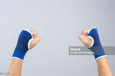손은 격렬한 손과 손목 을 착용하여 주먹을 꽉 쥐고 싸우는 제스처로 지지합니다 건강관리와 의술에 대한 스톡 사진 및 기타 이미지