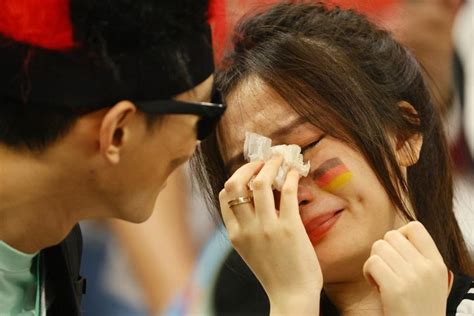 CĐV Đức bật khóc khi đội bóng bị loại khỏi World Cup Tạp chí Tri Thức