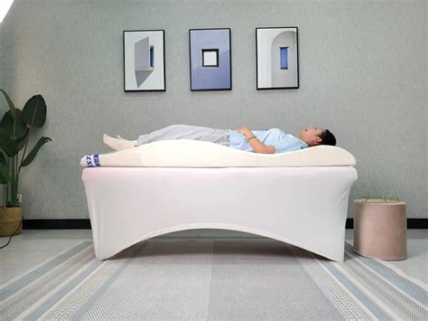 China Custom Beauty Salon White Curved Lash Bed Topper Mattress Message