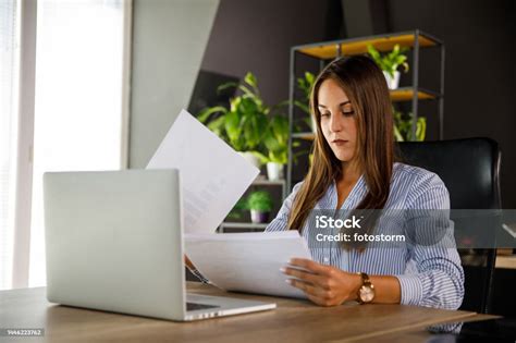 사무실에서 책상에서 서류를 검토하는 젊은 사업가의 초상화 20 24세에 대한 스톡 사진 및 기타 이미지 20 24세 검사 보기 계획 Istock