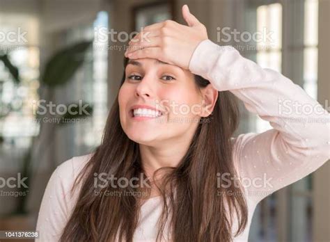 아름 다운 젊은 여자 집에서 손으로 머리에 스트레스 수치와 깜짝 얼굴로 충격 분노와 좌절 두려워 하 고 실수에 대 한 화가 갈색 머리에 대한 스톡 사진 및 기타 이미지