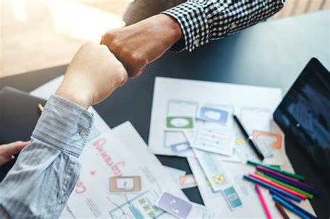 클로즈업 직장에서 협력과 성공을 보여주는 두 개의 응용 프로그램 디자이너 주먹 범프 사용자 경험에 대한 스톡 사진 및 기타 이미지 사용자 경험 팀워크 손 Istock