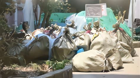 一场大火烧坏脸 男子几年不出门 家里垃圾和粪便堆积成山凤凰网视频凤凰网